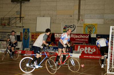 Veertig jaar geleden: cyclobal, méér dan voetballen op een fiets ...